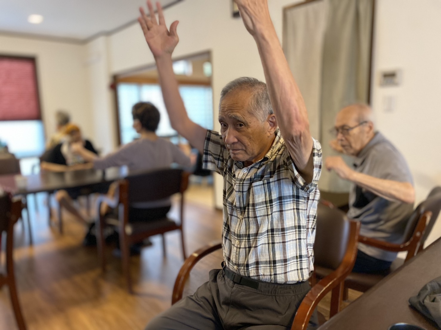 ちぎり絵で 初秋楽しむ 赤とんぼ | 西東京市・国分寺市・小金井市・福岡市のデイサービス おとなりさん。